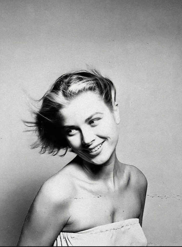 Grace Kelly with a fabulous smile as always,1955. - 9GAG