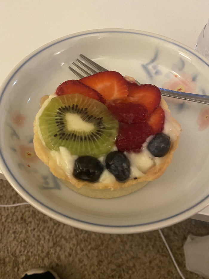 Strawberry, blueberry, kiwi, & raspberry on a vanilla pastry cream ...