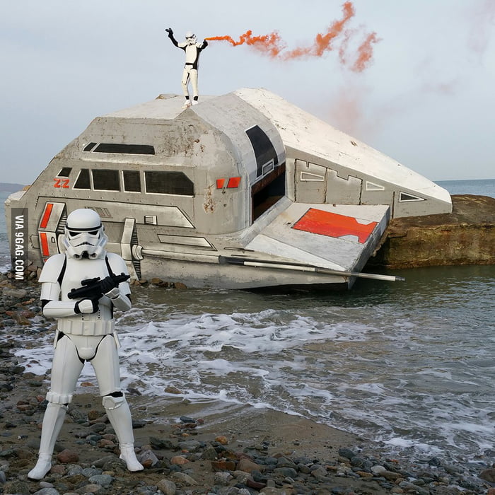 Street artist turned a WWII bunker in a starwars spaceship (Normandy ...