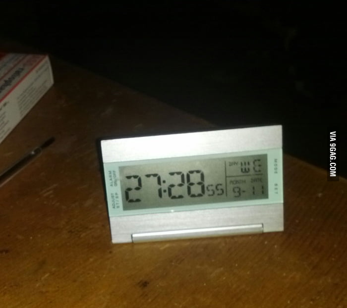 My clock and I have slightly different opinions on what time it is. - 9GAG