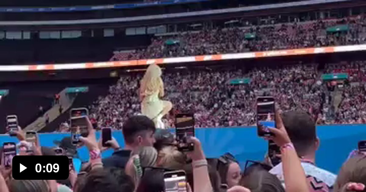 Imagine stand next to this person during concert - 9GAG