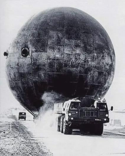 Heavy transporter MAZ-7310 carries a tank for storing liquid hydrogen ...