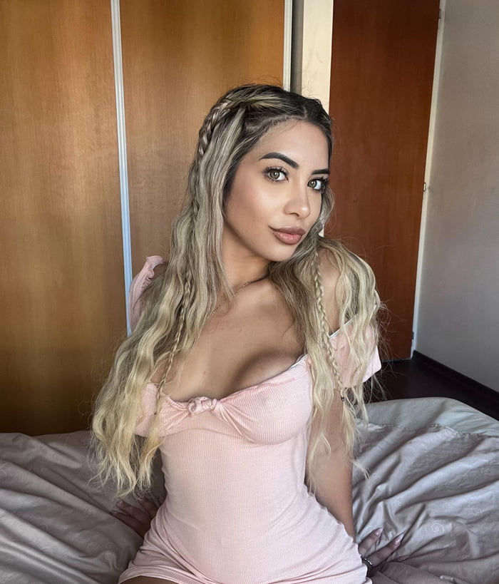 Tight dress without a bra on is the best combo - 9GAG