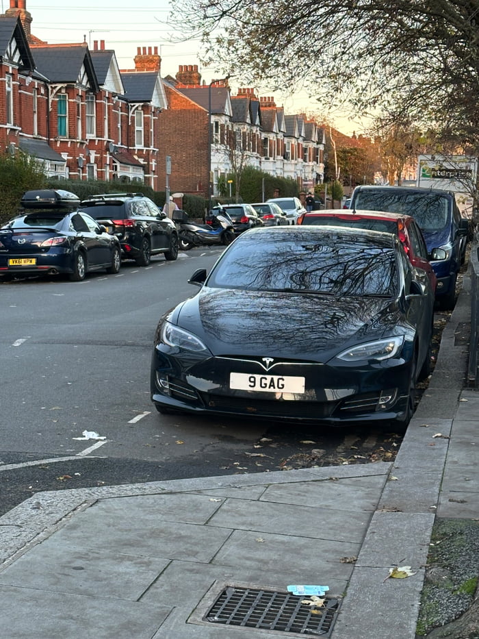Went for a stroll around London and spotted 9gag King’s car - 9GAG
