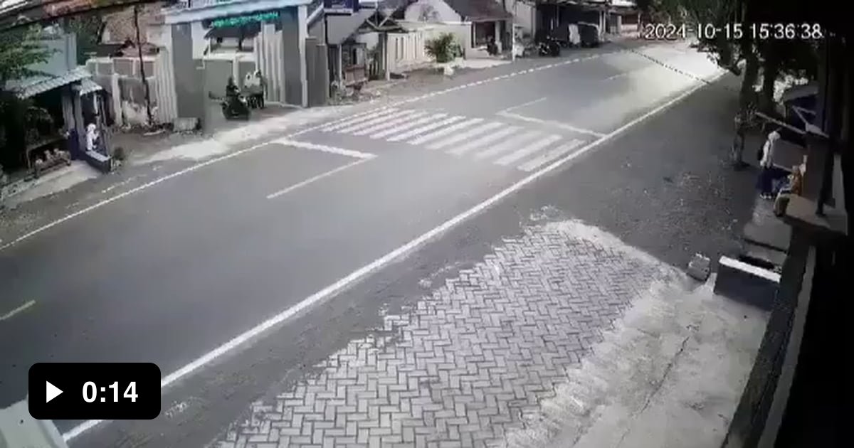 Sebuah truk pengangkut pasir menabrak pelajar yang tengah mengendarai ...