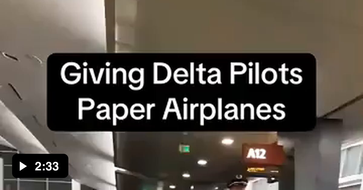 Guy gives Delta pilots paper versions of the plane they fly for ...