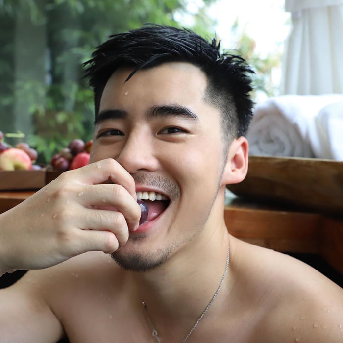 Qiao Jiesheng looking absolutely adorable - 9GAG