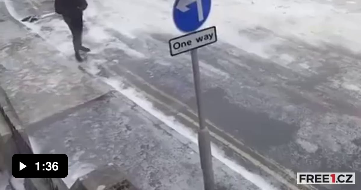 Learning Moonwalk - 9GAG