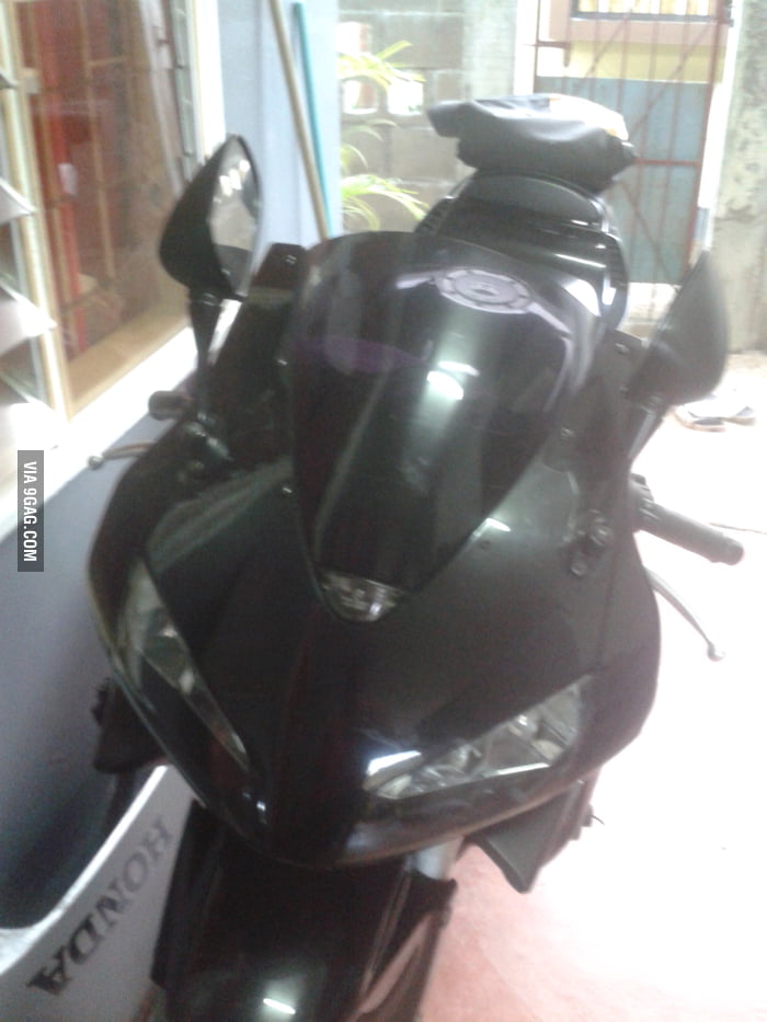 So my friend's cousin has a motorcycle that looks like Toothless! - 9GAG