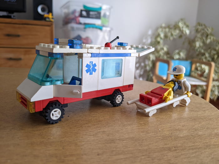 Lego System 6666 - Ambulance - 9GAG