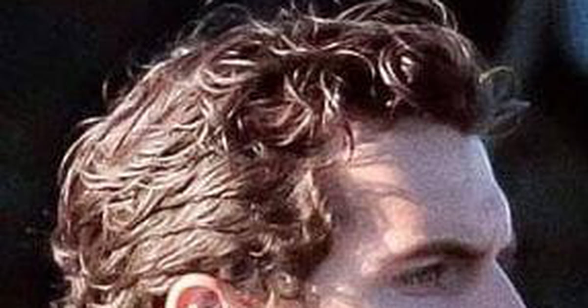 Henry Cavill and his greek god side profile. - 9GAG