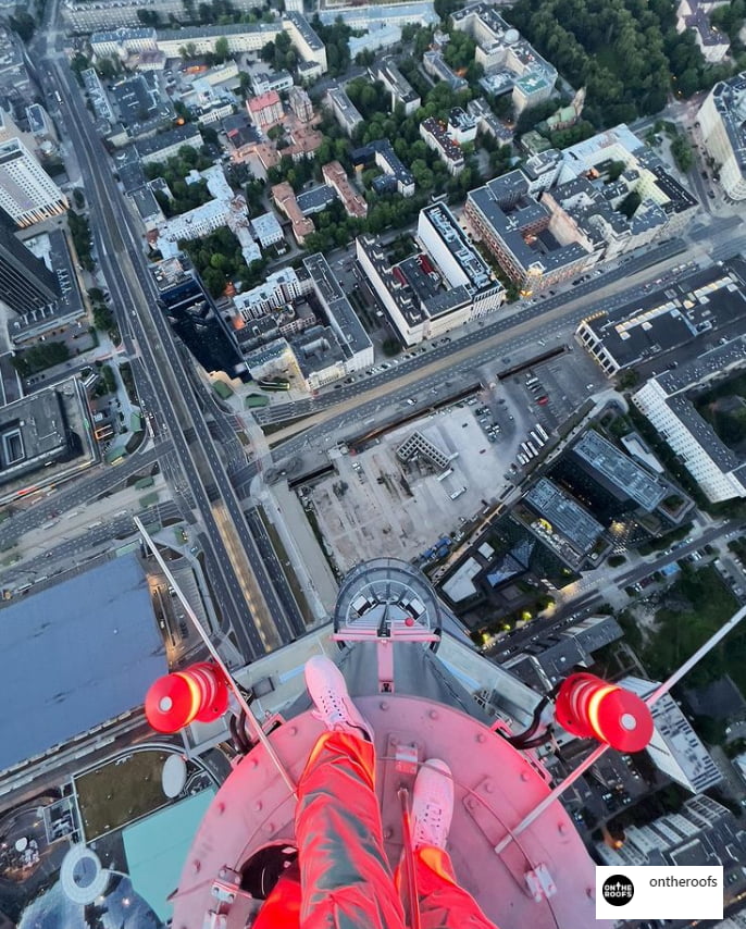 Urban climbing by ''ontheroofs'' - 9GAG