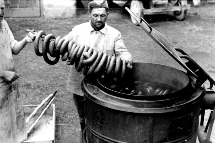 Cooks in the field kitchen making sausage for the Red Army - 1944 - 9GAG