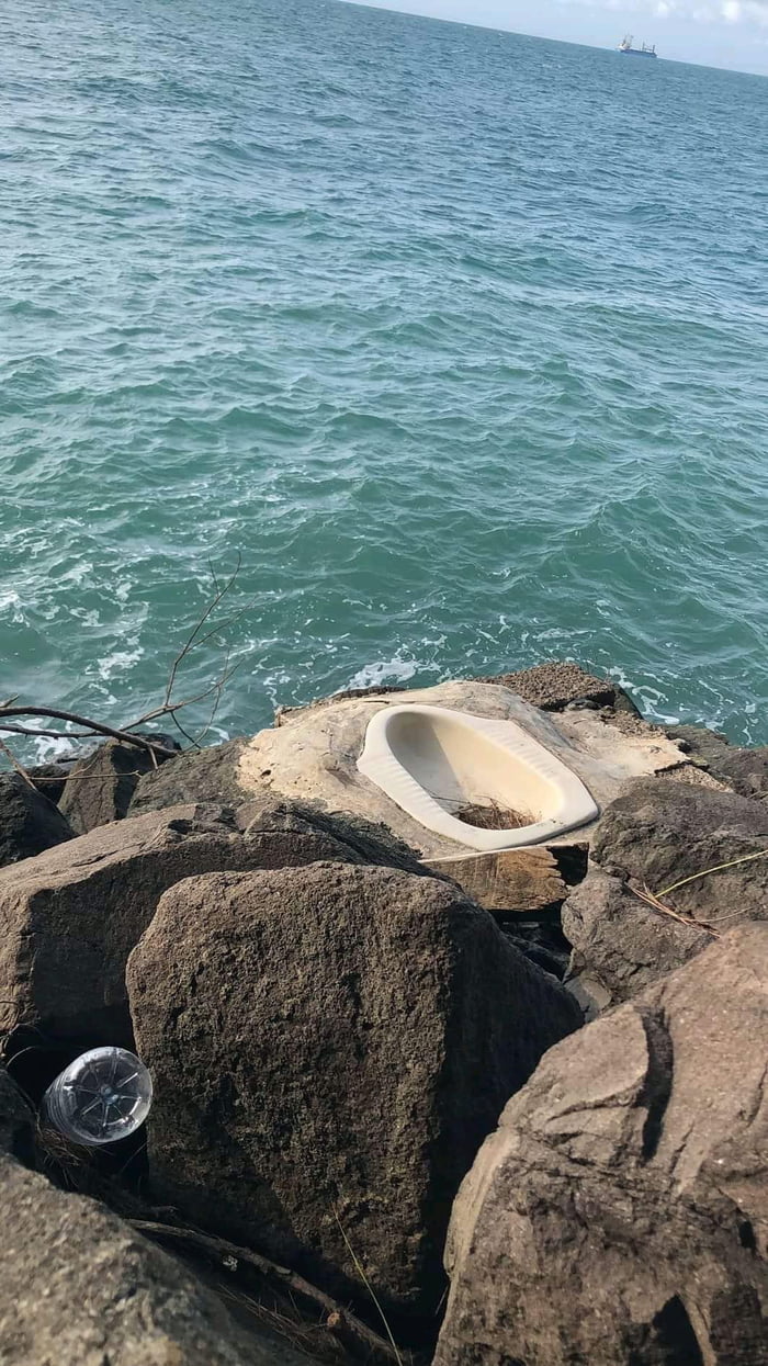 Ocean view toilet - 9GAG