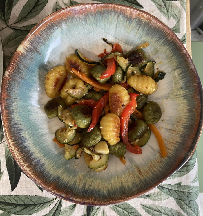 Simple veggie pan with gnocchi and sesam - 9GAG