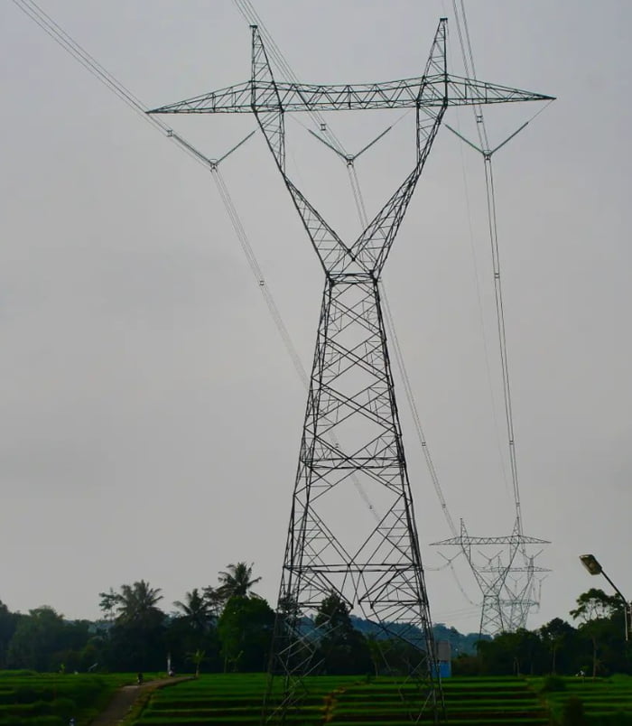 Big 500kV pylon - 9GAG