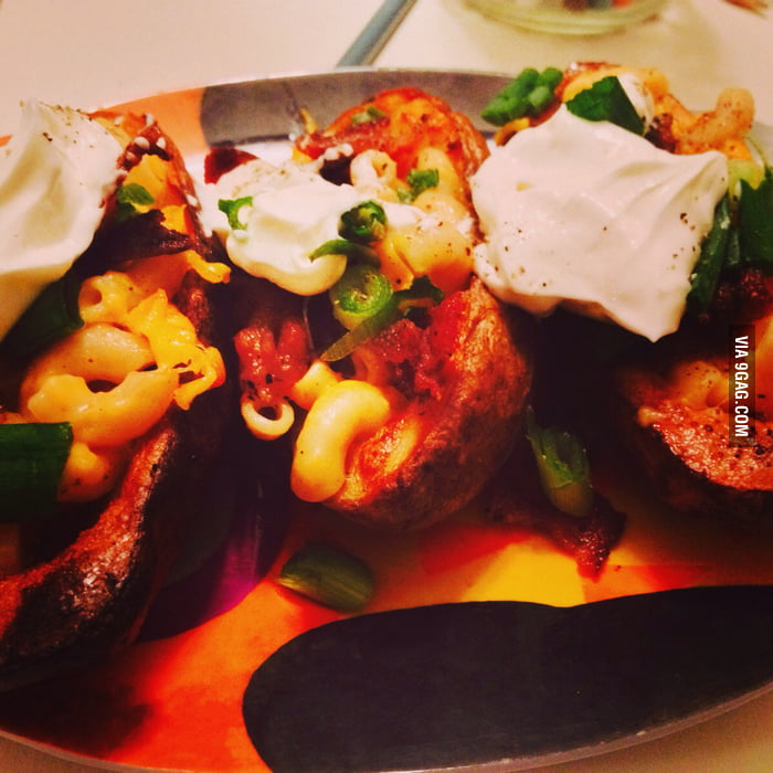 Fully loaded potato wedges stuffed with mac n cheese - 9GAG