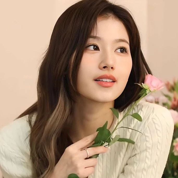 Minatozaki Sana 💕 - 9GAG