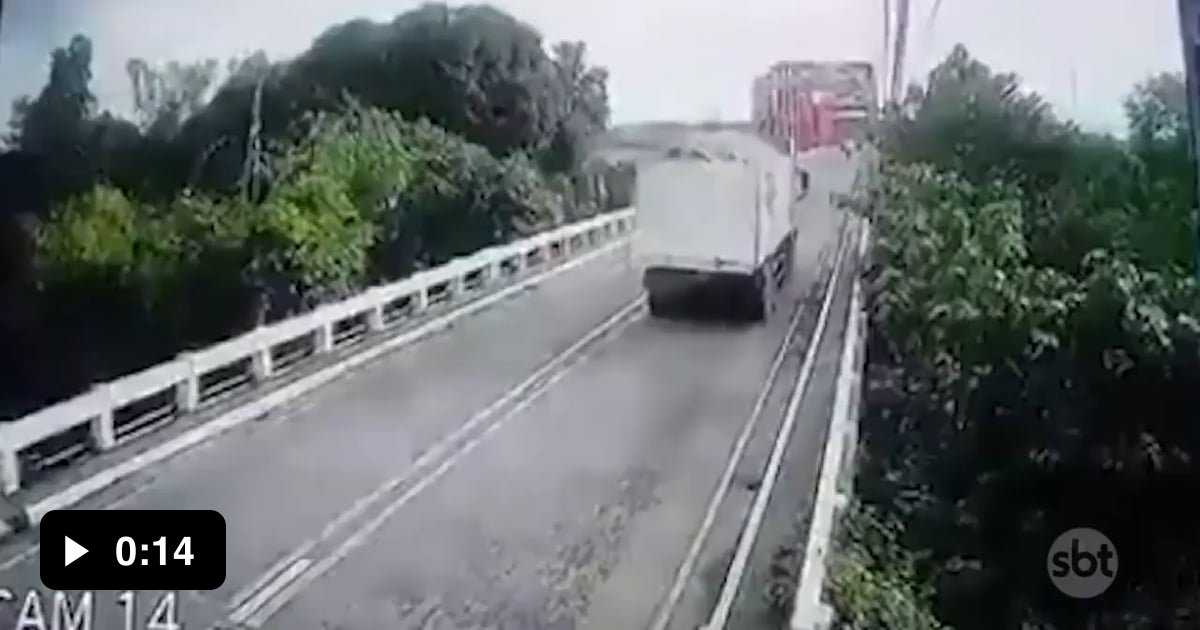 Bridge collapses while 2 vehicles are passing - Oct 20, 2022 ...