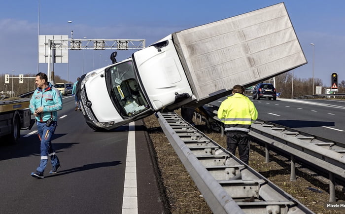 Oi, you can’t park there mate - 9GAG