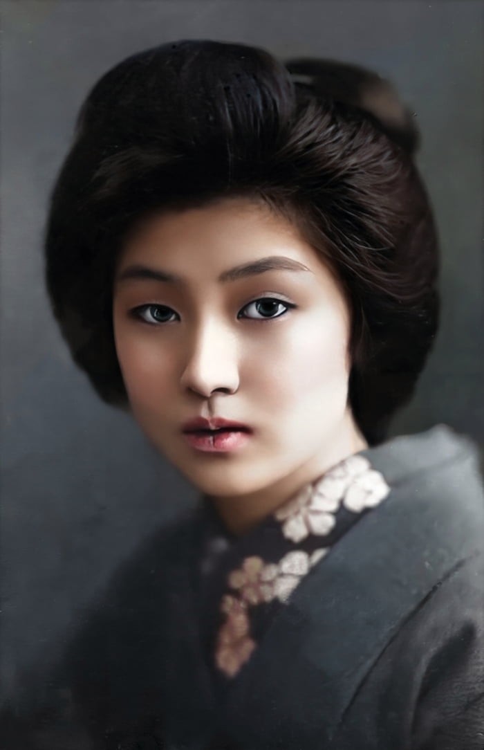 Geisha Hamayuu of the Shinbashi Hanamachi ca. 1900, restored. - 9GAG