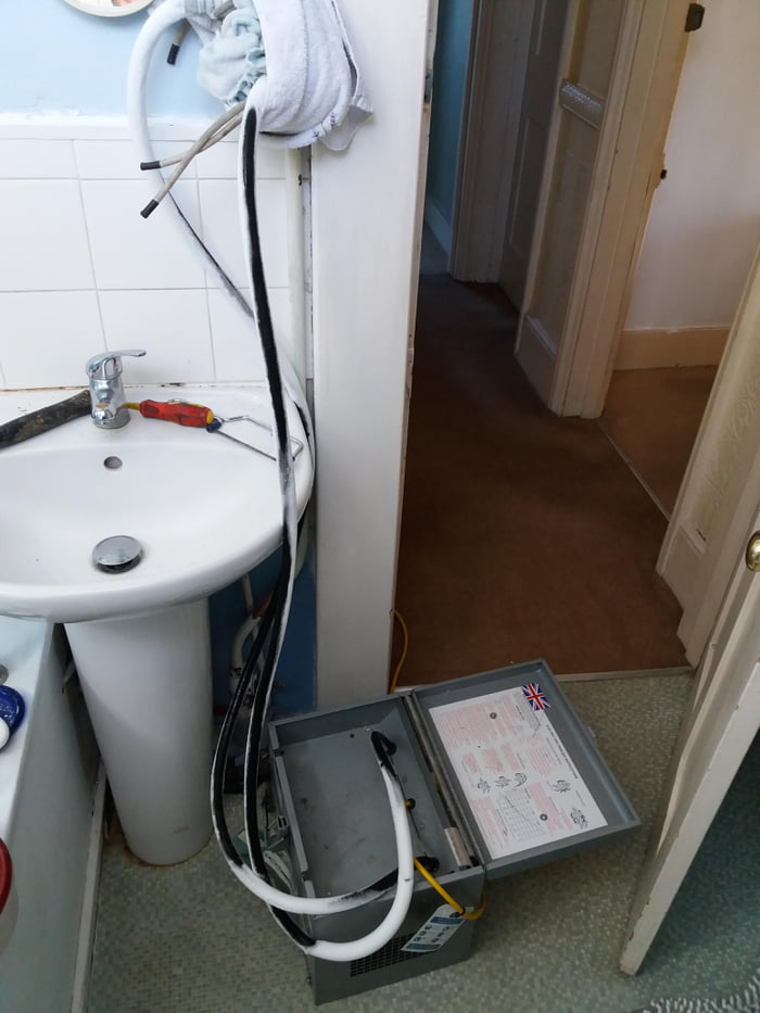 Landlord running machine in bathroom for 24hrs trying to freeze ...