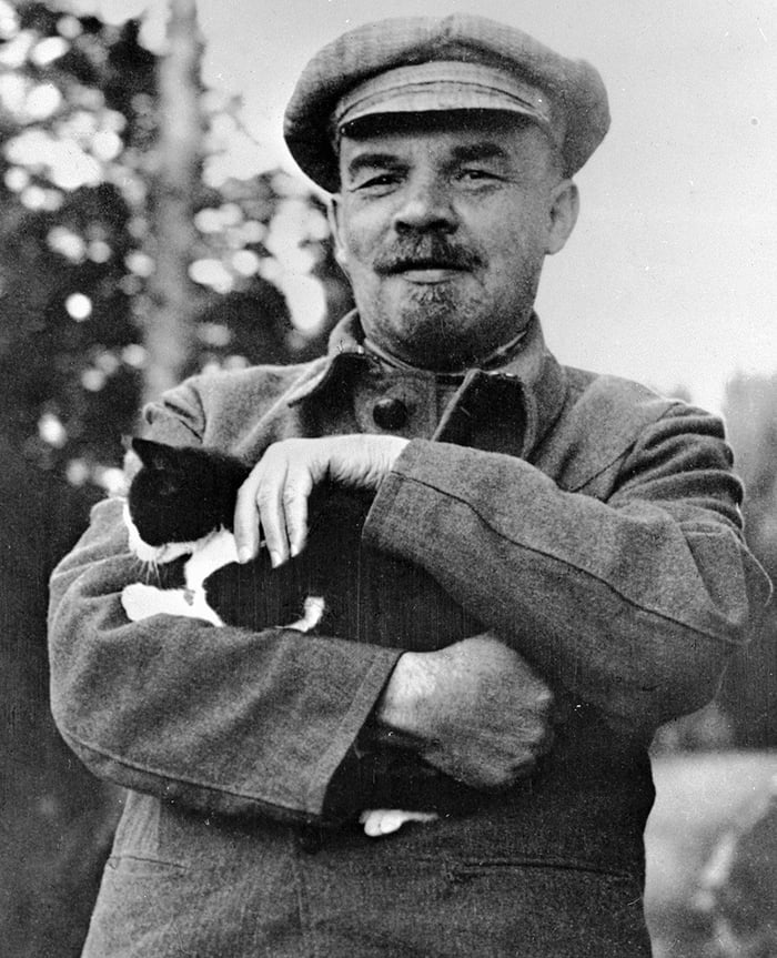 A Photo Of Vladimir Lenin With A Cat - 9GAG