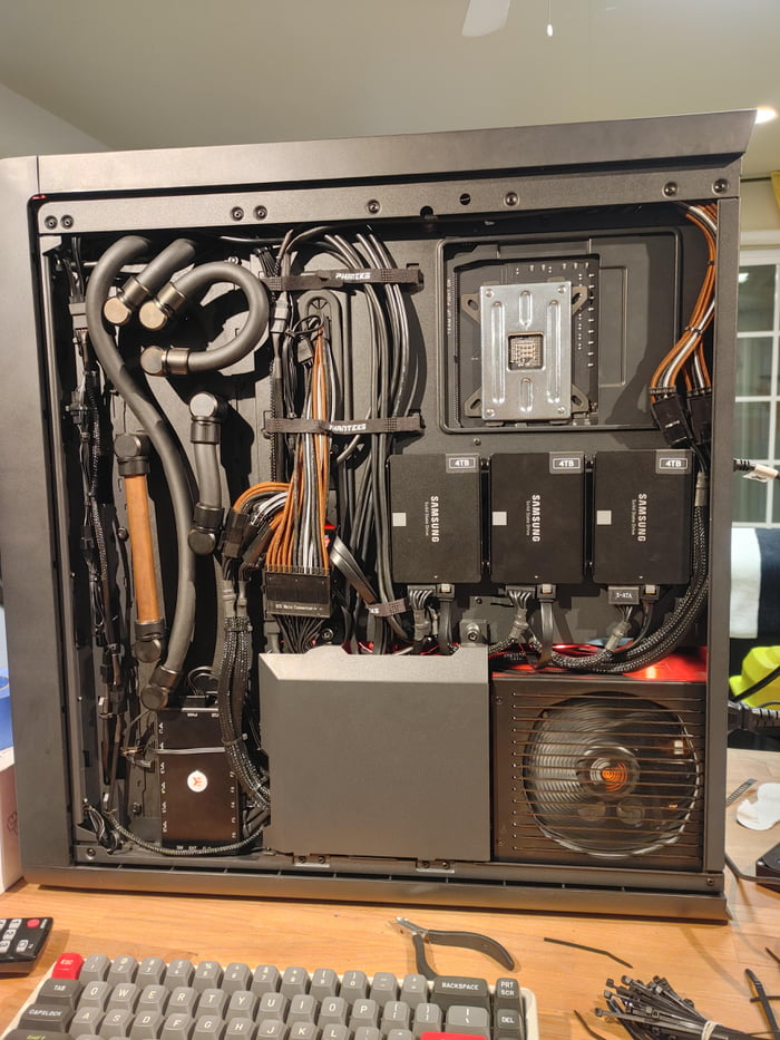 The cable management gods have blessed me. - 9GAG