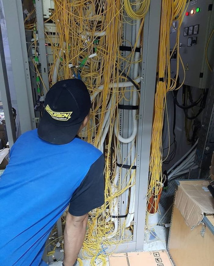 Technicians nightmare. - 9GAG