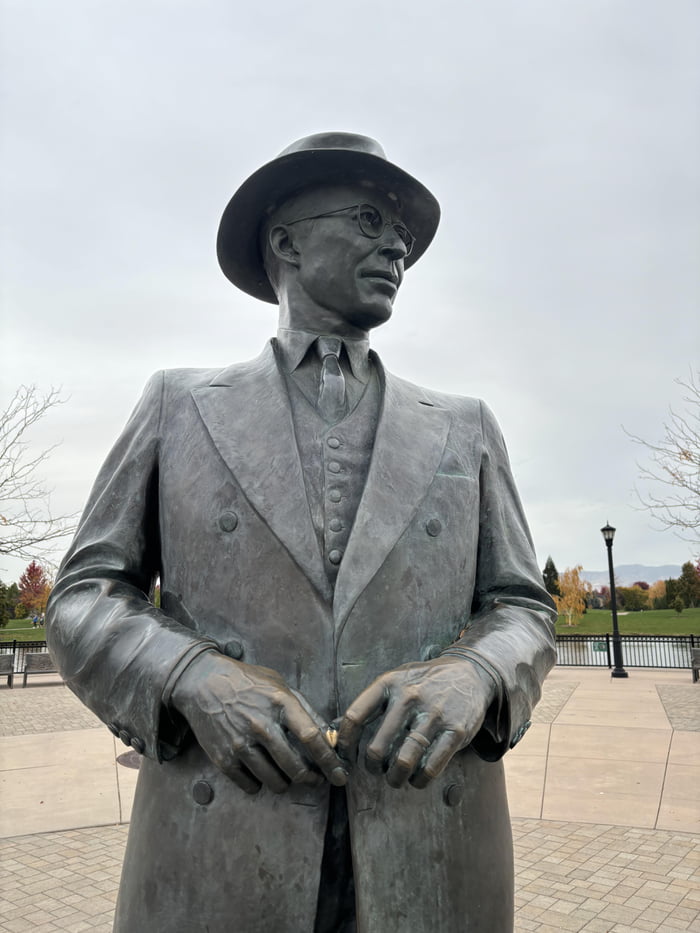 Statue man enjoys pistachio - 9GAG