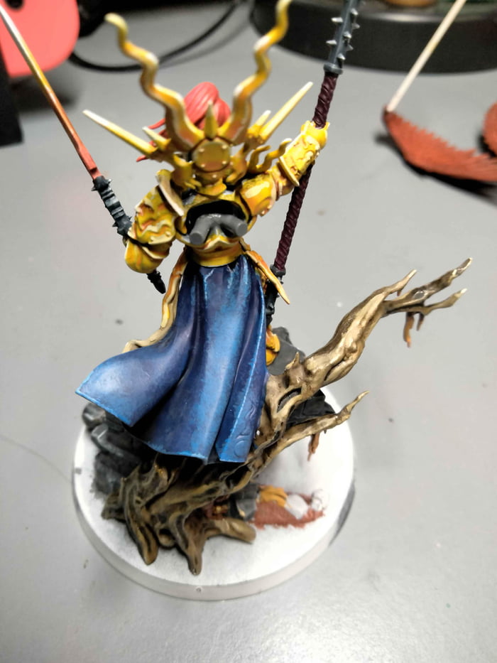 Working on Yndrasta; Decided to try stippling on highlights onto her cloak. - 9GAG