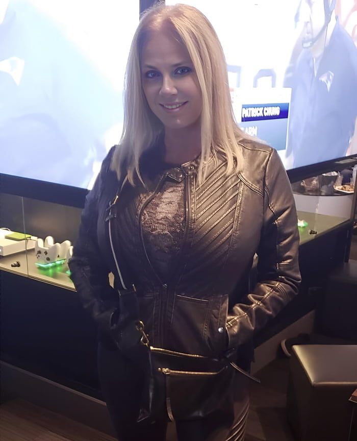 She still got it… #Hard2Hide - 9GAG