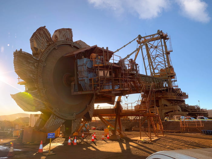 Iron ore reclaimer, 20,000 tonnes/hour dig rate - 9GAG
