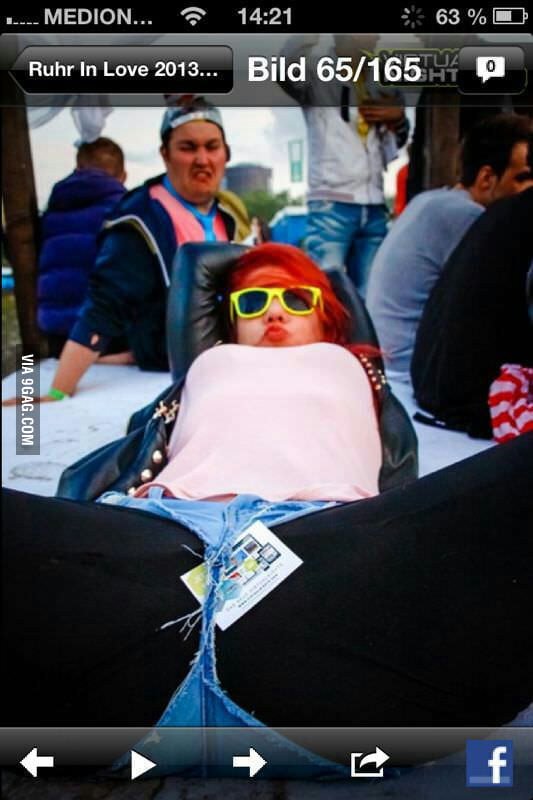 Photobomb level: 9000 - 9GAG