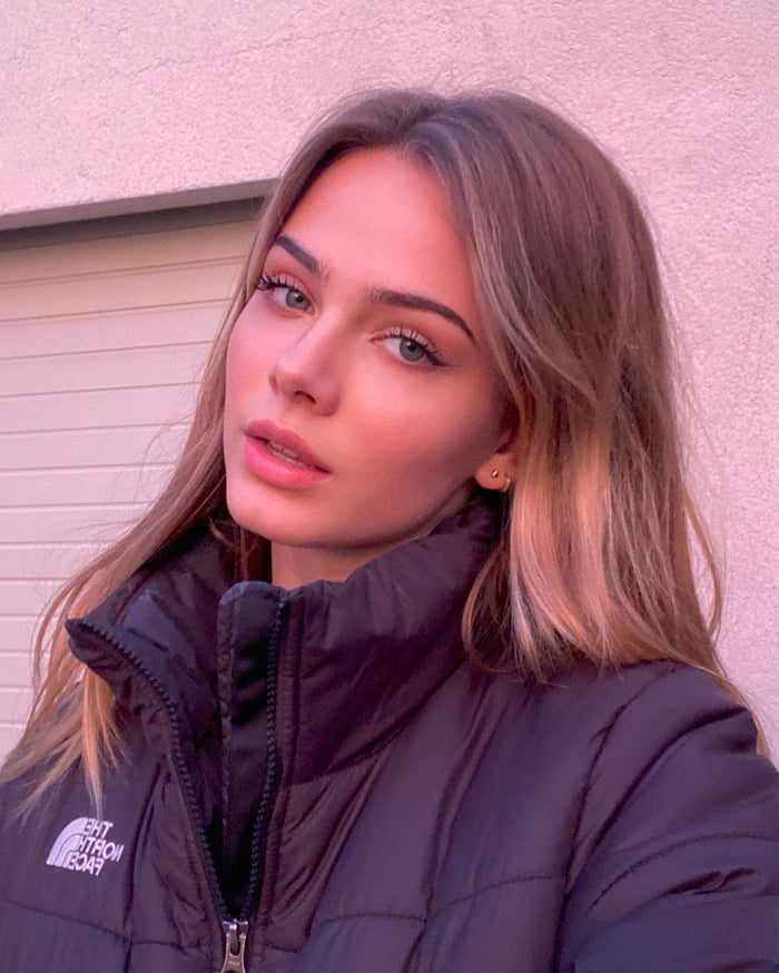 Sara Crumbleleg - 9GAG