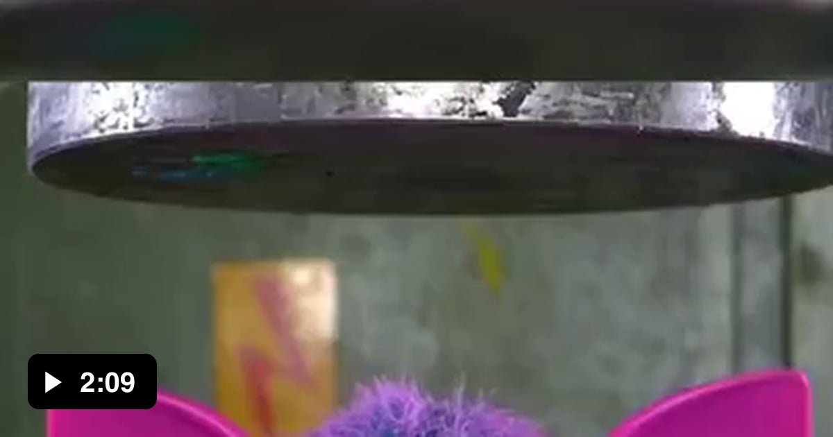 This hydraulic press crushing objects - 9GAG