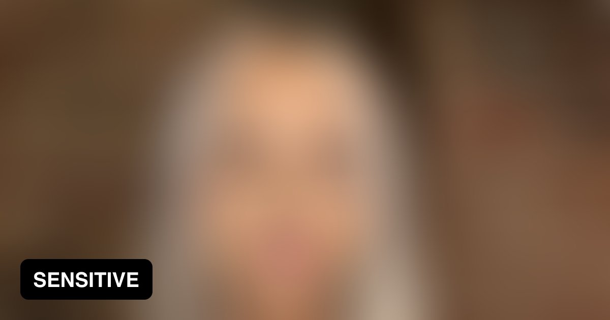 IUTR Her shirt and neck doing all the work - 9GAG