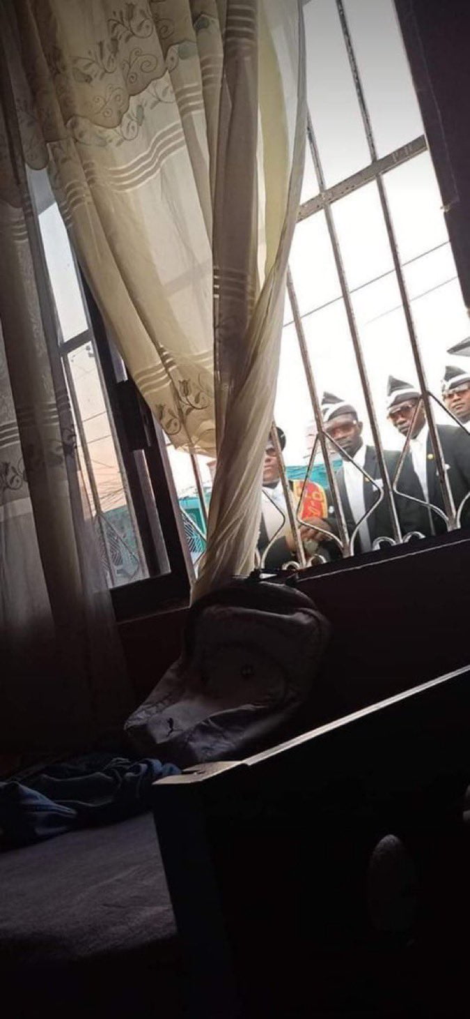 Meanwhile outside Buckingham Palace: - 9GAG