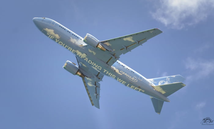 Under Drake's jet it says "if you're reading this we left" (photo ...