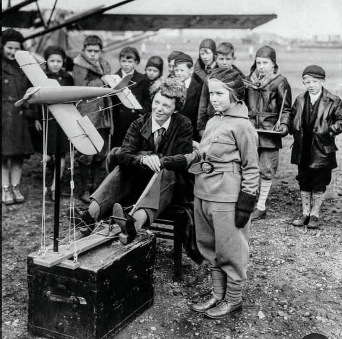 Amelia Earhart giving a flying lesson, 1933. - 9GAG