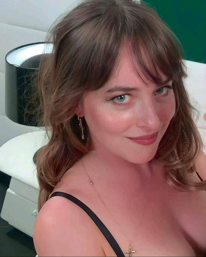 Dakota Johnson - 9GAG