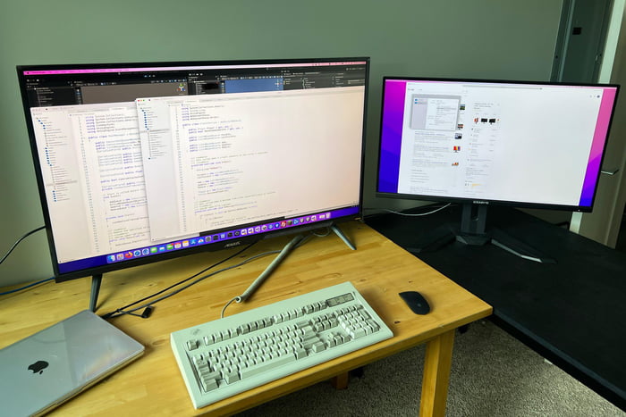 (Dual 4K 144Hz + M1 Max) Minimalist full stack developer setup - 9GAG