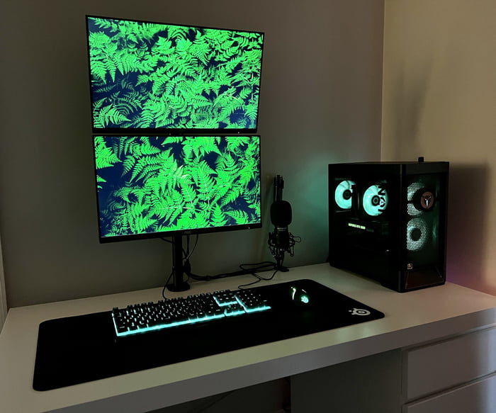 Green Gaming/WFH Setup - 9GAG