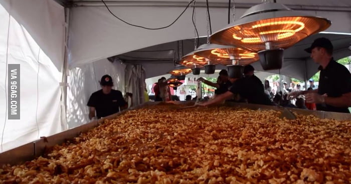 The world's biggest poutine. 4000 pounds. Quebec-Canada. - 9GAG