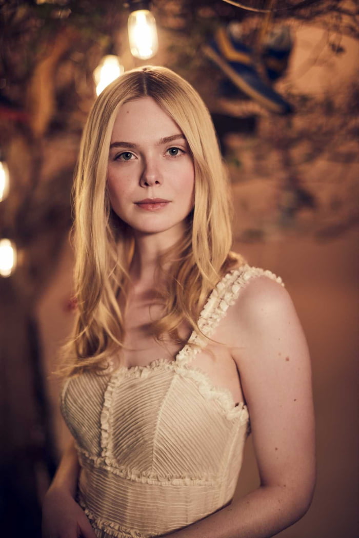 Elle Fanning Turns 22 Today! - 9GAG