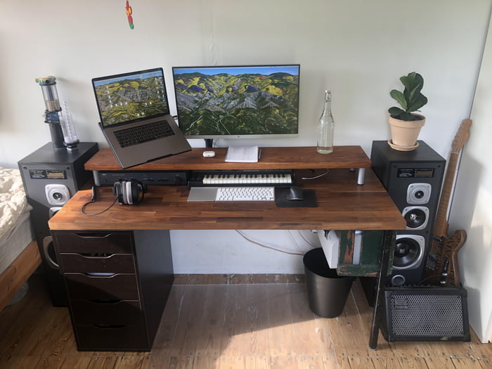 Cozy desk setup - 9GAG
