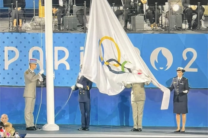 Oops, the olympic flag is raised upside down. They can thank the wind ...