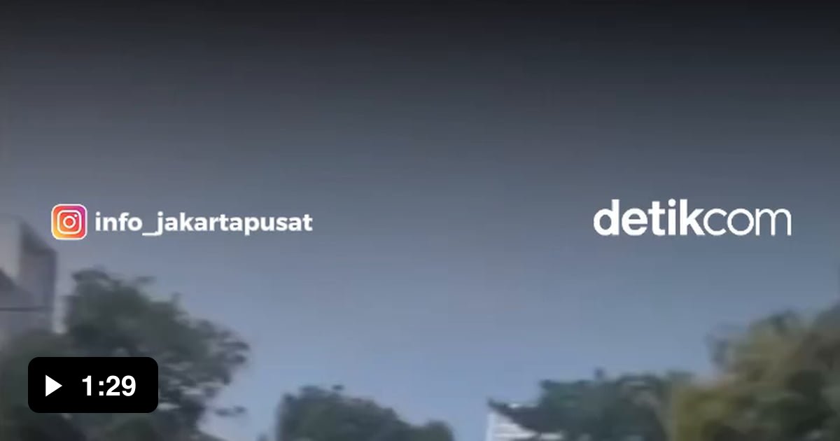 Hobi kami mahal bos, begitu sebelah2 an malah minggir - 9GAG