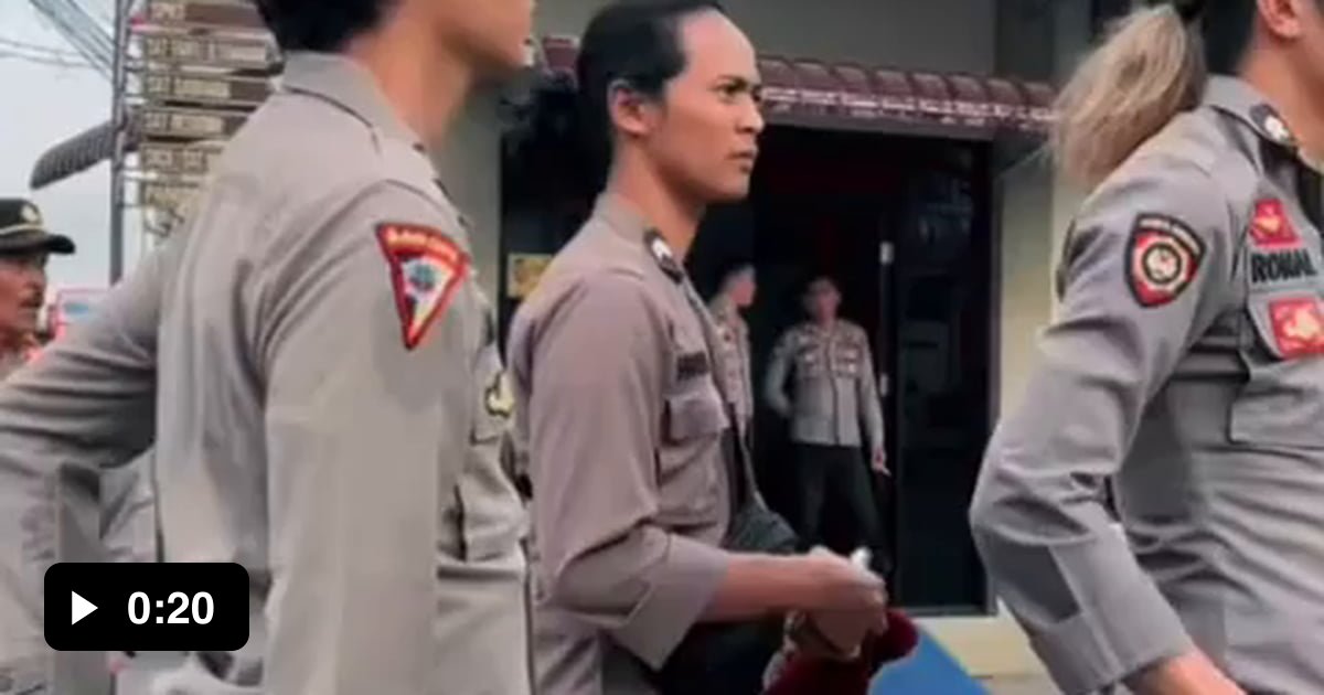 Jamet berseragam pada pura-pura ga sadar kamera - 9GAG