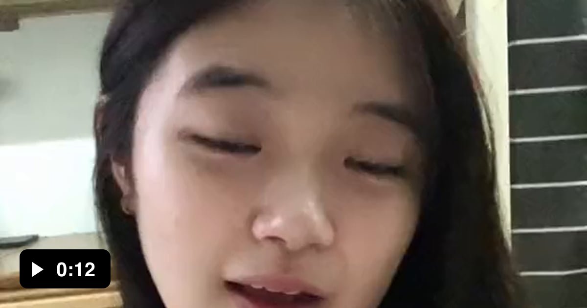 Kenapa cewe suka lidahnya dijepit2 gitu ya? - 9GAG